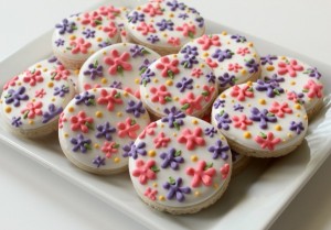 How to Pipe Simple Flowers on Cookies - The Sweet Adventures of Sugar Belle
